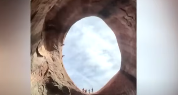 Iconic US Landmark Collapses – Chicks On The Right